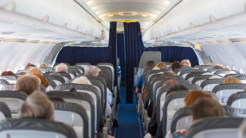 Travellers 'prefer' right side of plane, new study finds - BBC News