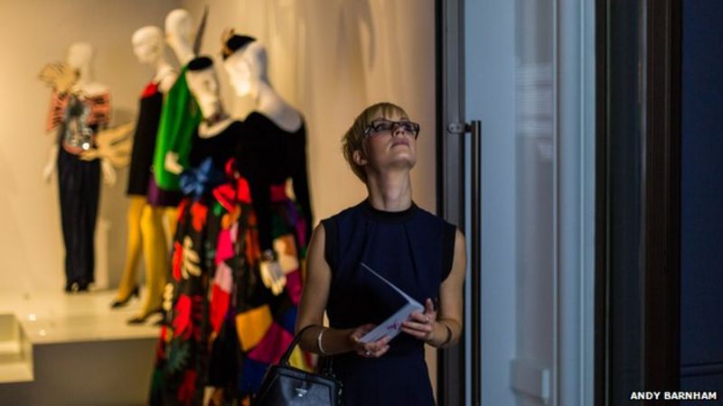 Yves Saint Laurent: Gallery puts spotlight on 'king of fashion' - BBC News