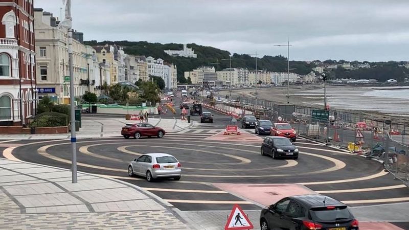 Douglas roundel: 'Hideous' oval roundabout opens on promenade - BBC News
