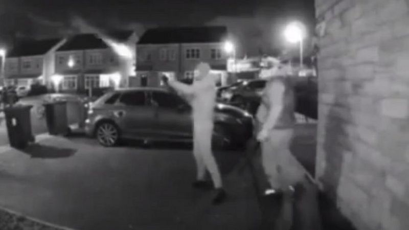 Bradford: 'Professional' burglars jailed for armed attack - BBC News