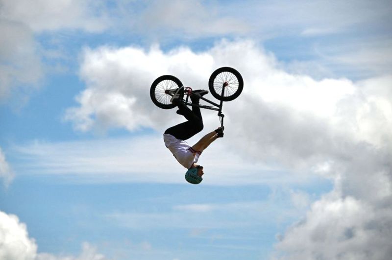 Flips and tricks in BMX freestyle finals at UCI championships - BBC News