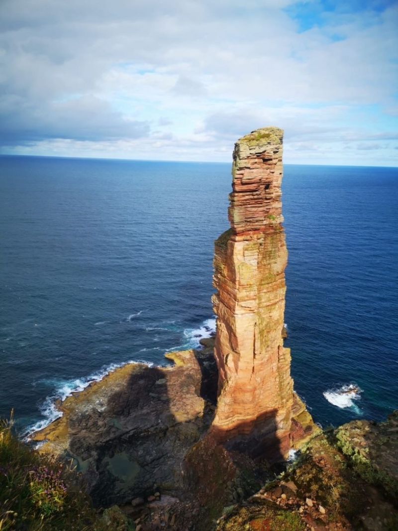 Boy, aged seven, climbs Old Man of Hoy sea stack - BBC News