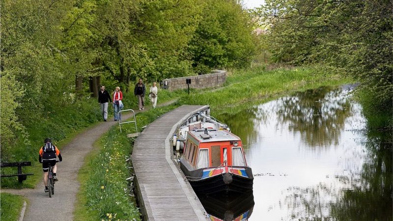 Canal reopens in West Lothian after £1m embankment work - BBC News