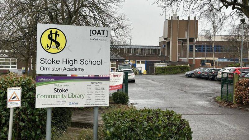 Ipswich's Stoke High School closes after receiving threat - BBC News