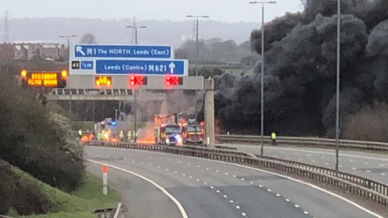 M1 in West Yorkshire covered in smoke from lorry fire - BBC News