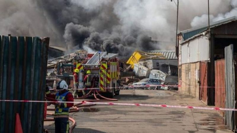 Newark fire: Huge blaze at Nottinghamshire scrapyard - BBC News