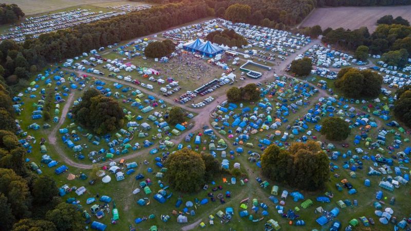 Fake festivals: Why more music fans are tuning in - BBC News