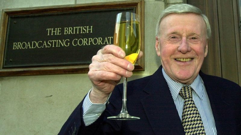 Sir Jimmy Young: Veteran broadcaster dies aged 95 - BBC News