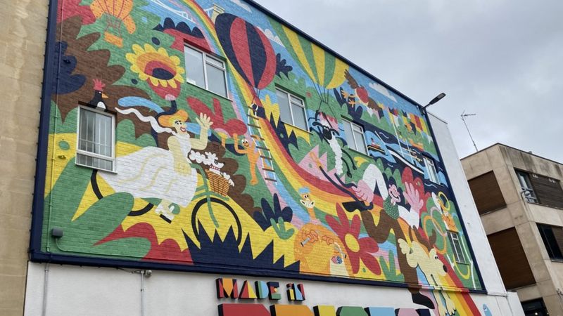 Aardman character mural unveiled in Bristol city centre - BBC News
