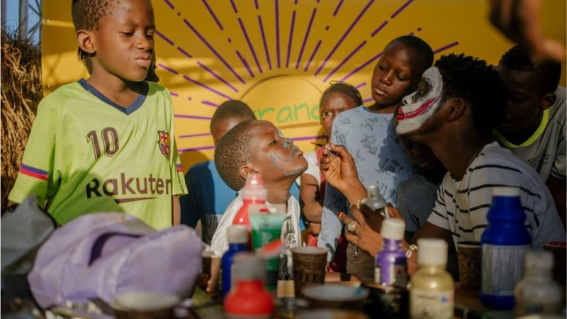 Great Carnival of Dakar: Fire-eaters and dancers mark event - BBC News