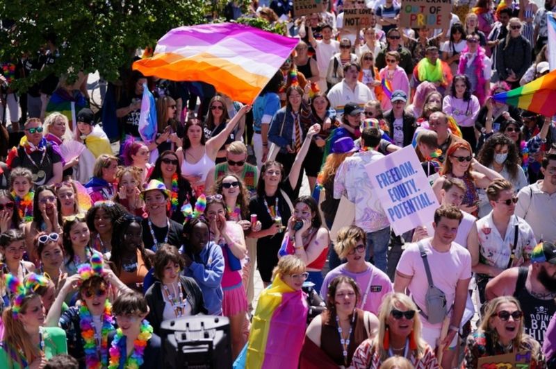 Thousands take part in Glasgow and Edinburgh Pride marches - BBC News