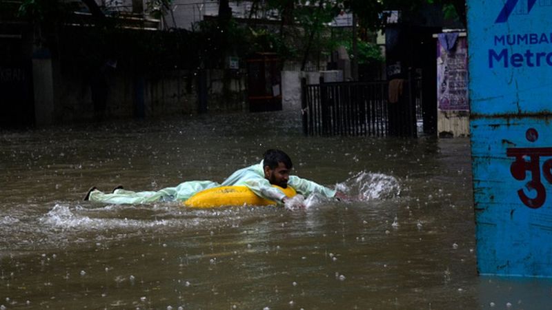 Mumbai: Heavy rains bring Indian city to a standstill - BBC News