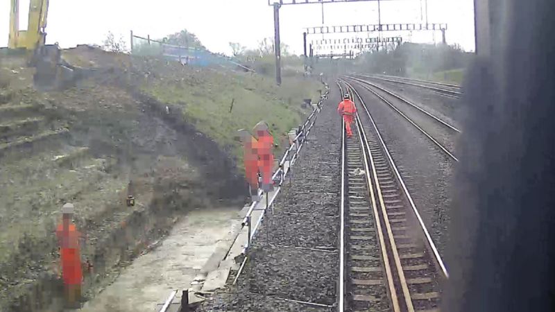 Roade rail worker was killed by train while walking along track - BBC News