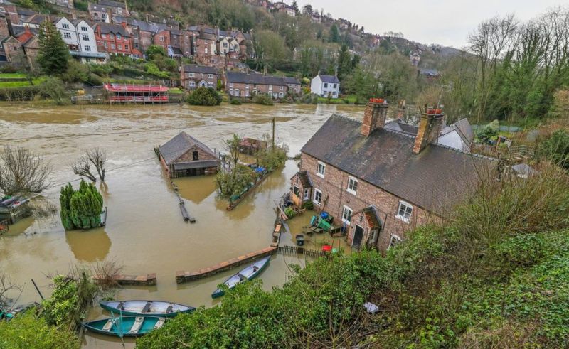 In Pictures: Flood-hit areas in the Midlands - BBC News