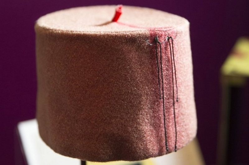 Victoria and Albert Museum to display Tommy Cooper's fez - BBC News