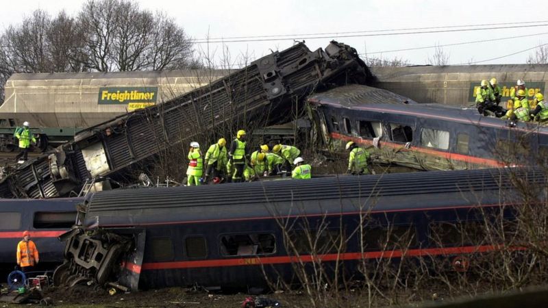 Selby rail crash: Disaster remembered 20 years on - BBC News