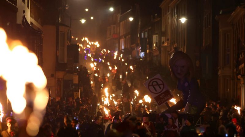 Lewes bonfire night: Thousands attend annual event - BBC News