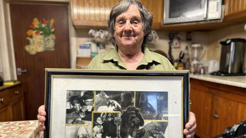 The kids who grew up with chimps, leopards and a bear - BBC News