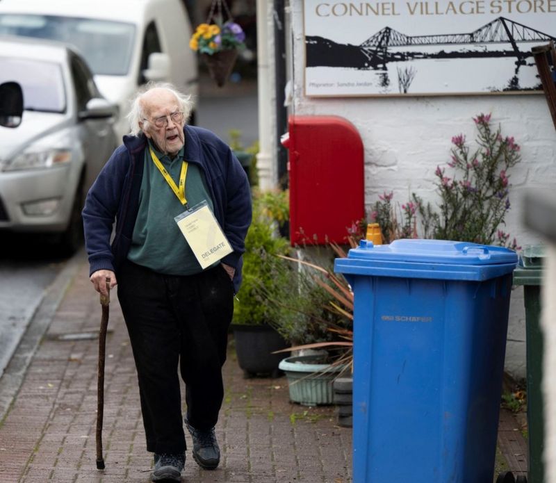 Funeral held for lawyer who took Stone of Destiny - BBC News