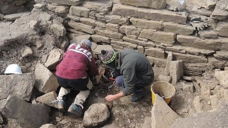 Archaeologists uncover clues to life of Iron Age man - BBC News