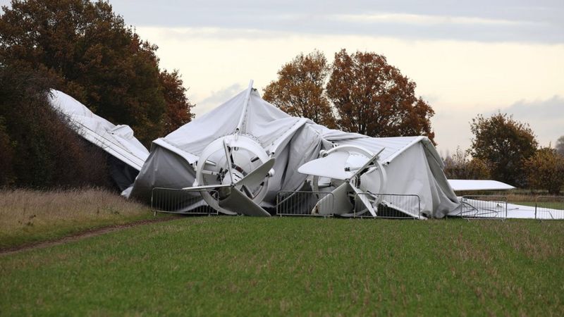 Airlander 10: World's longest aircraft collapses at Cardington - BBC News