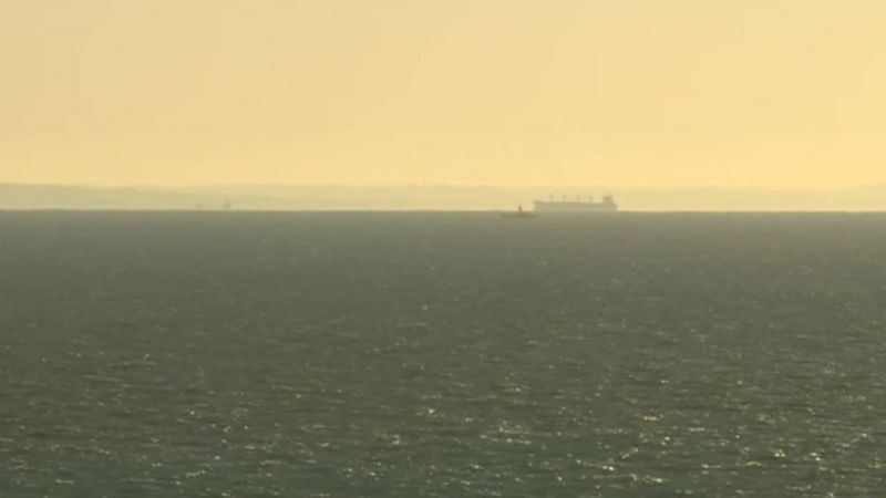 Five migrant boats rescued in English Channel - BBC News