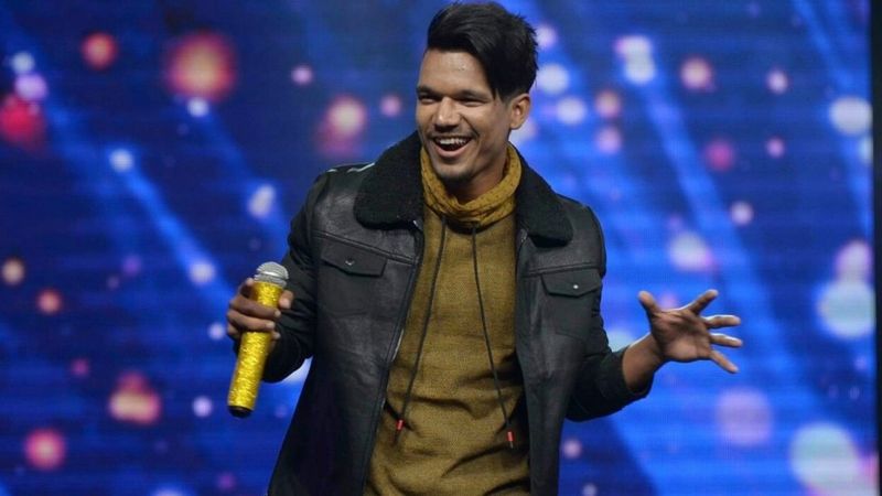 नेपाल आइडल रवि ओडलाई भारतमा चौकीदारी गर्ने आफ्ना बुवाका अगाडि उपाधि ...