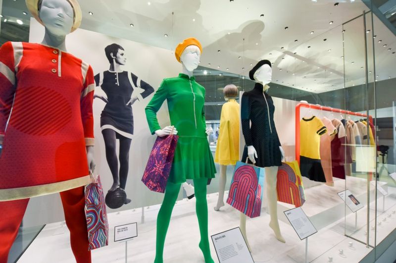 Mary Quant: The miniskirt pioneer who defined 60s fashion - BBC News