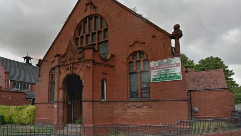 Telford mosques raise funds to support flood-hit Pakistan - BBC News