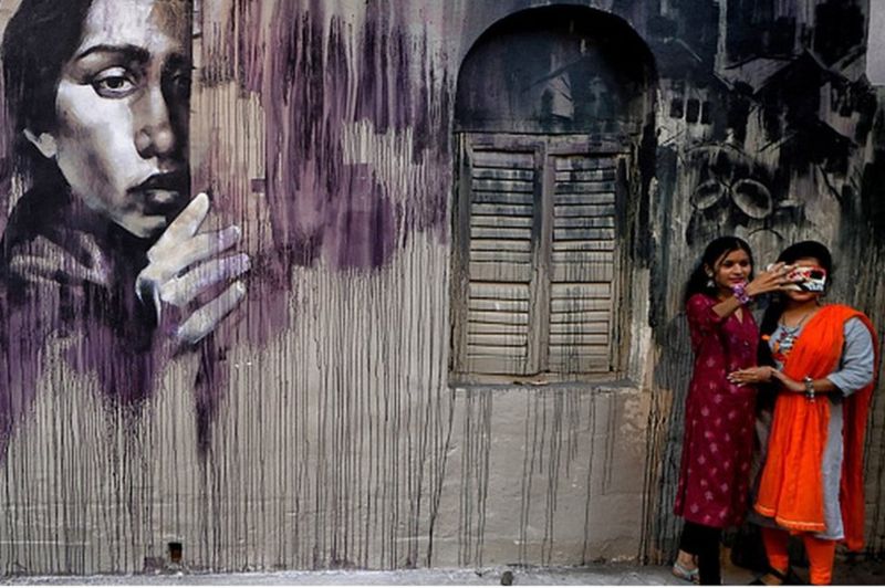 Why half of India's urban women stay at home - BBC News