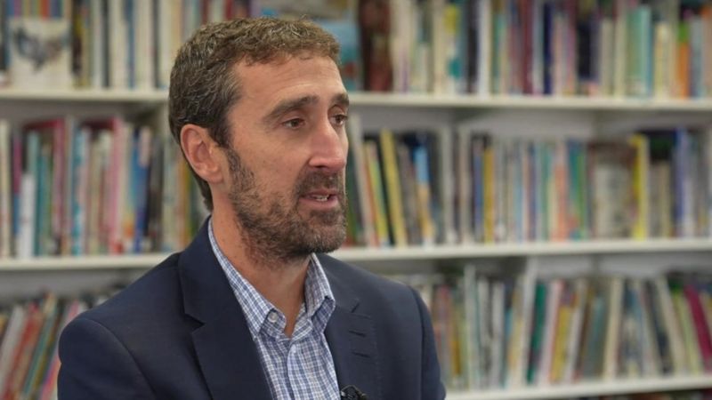 Devon head teacher brings in mother to help cash-strapped school - BBC News