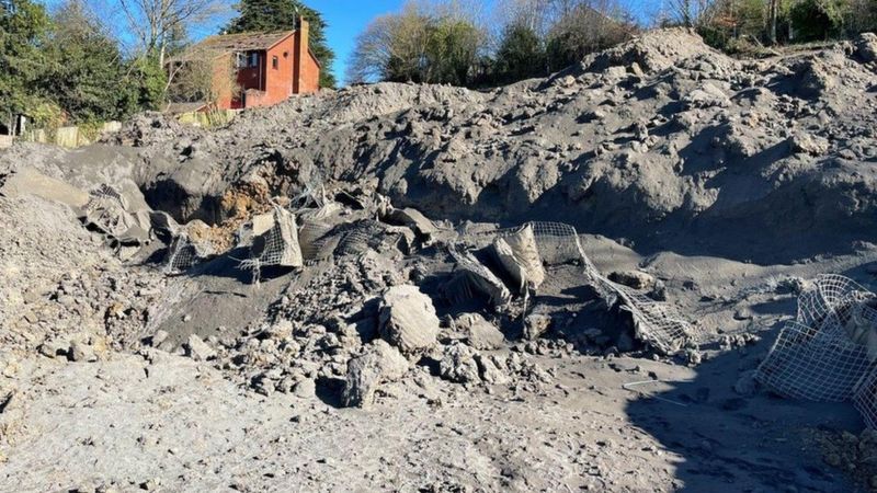 Exeter WW2 bomb: Doors and windows 'blown through' - BBC News