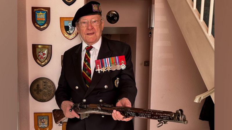 WW2 veterans sign history buff's rifle as he collects stories - BBC News