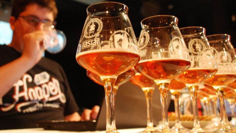 Craft beer revolution trickles down to South America - BBC News