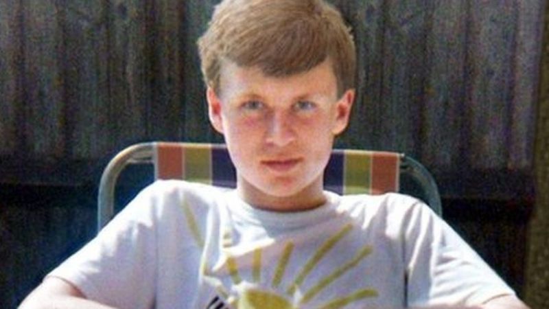 Lee Boxell: New appeal on anniversary of 1988 missing-boy case - BBC News