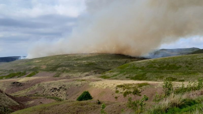 Marsden Moor: Fire crews return as moorland blaze reignites - BBC News
