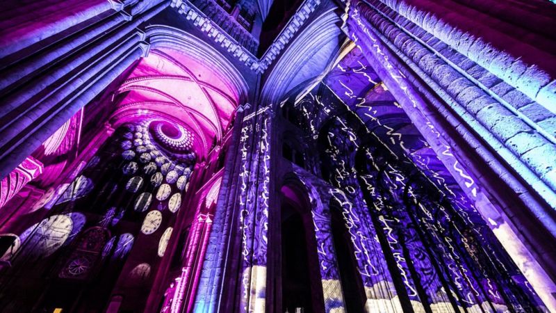 Durham Cathedral interior illuminated in stunning colours - BBC News