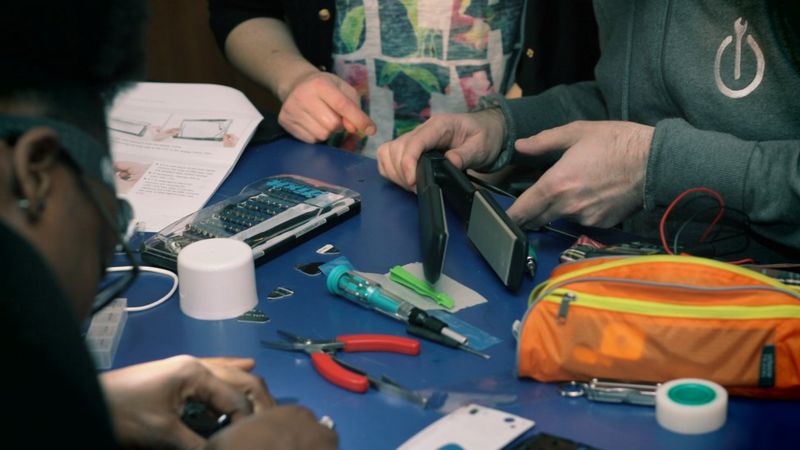 The groups giving old tech a new life - BBC News