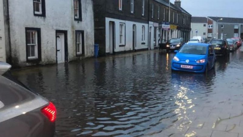 Scotland weather: Summer storms bring thunder and lightning - BBC News