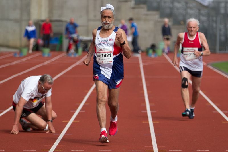In pictures: Photographer 'in awe' of older athletes - BBC News