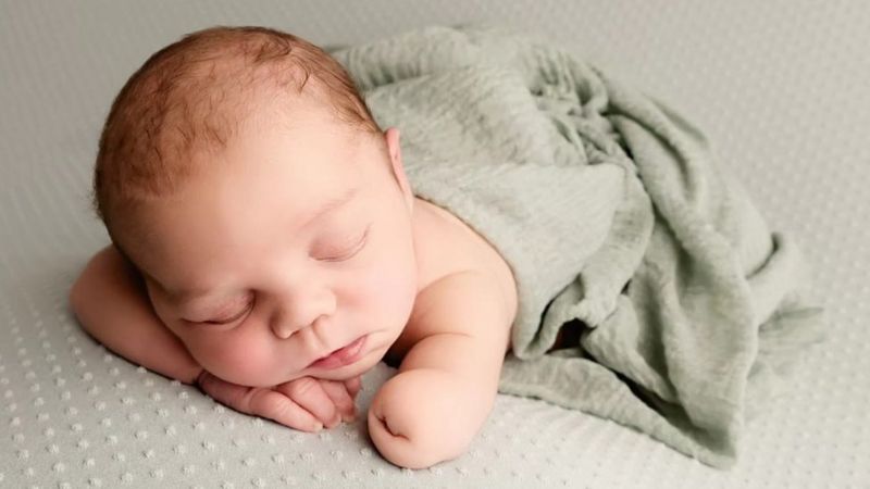 Disability: Anglesey parents' pledge to baby born without hand - BBC News