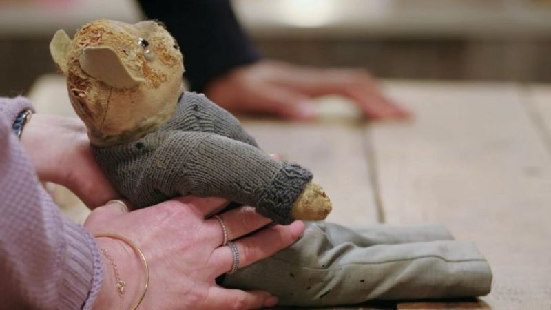 Restored 100-year-old RAF bear keeps 'lovely, wonky smile' - BBC News