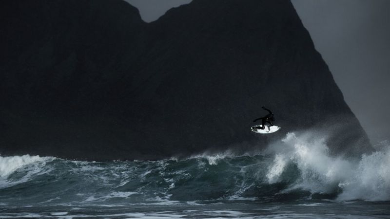 Mick Fanning enjoys magical surf beneath the Northern Lights - BBC News