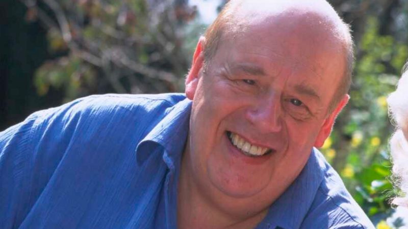 John Savident: Coronation Street's Fred Elliott dies aged 86 - BBC News