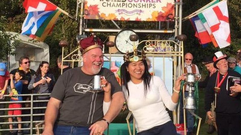 World Conker Championship 'king' and 'queen' crowned - BBC News