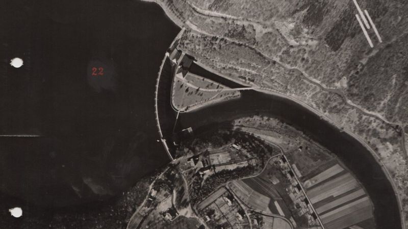 'Secret' Dambusters photos go under hammer - BBC News