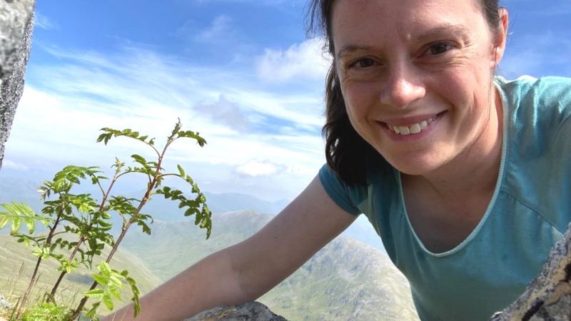 Jamie Aarons: Woman sets record for scaling Scotland's Munro mountains ...