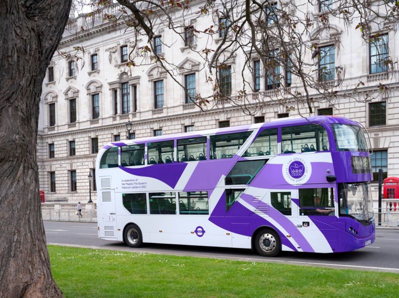 Platinum Jubilee: London buses go purple to commemorate Queen - BBC News