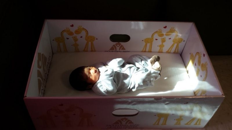 Why babies all over the world are now sleeping in boxes - BBC News