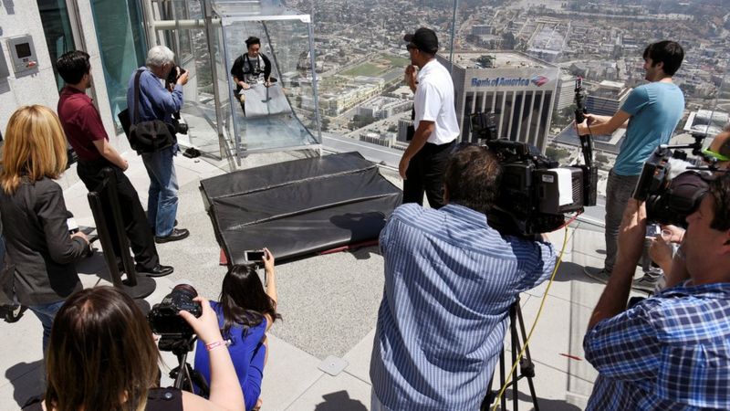 Los Angeles glass slide opens 1,000ft up skyscraper - BBC News